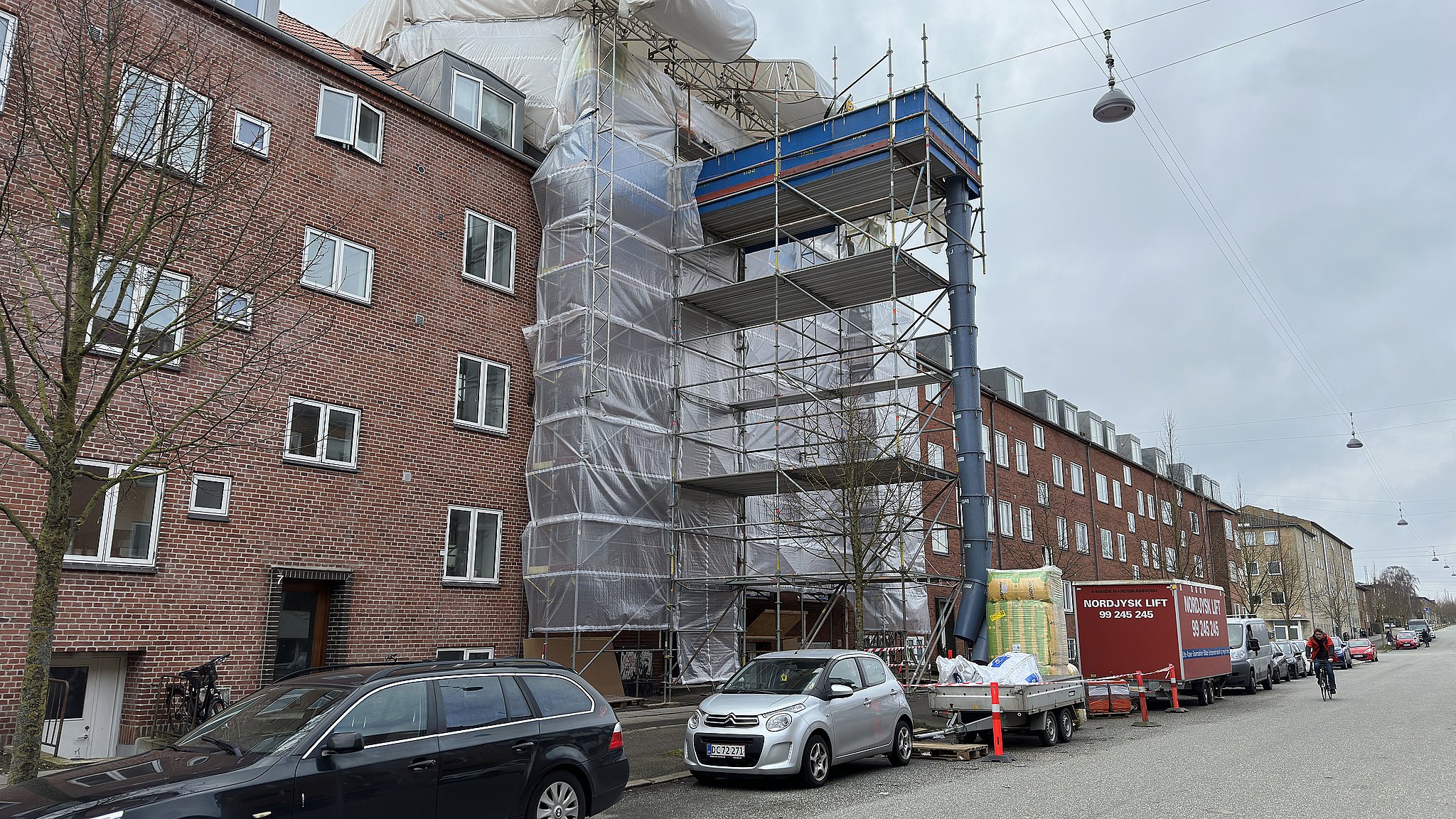 Kvinde ramt i hovedet, da gipsplade styrtede ned fra fjerde sal | TV2 ... Kvinde ramt i hovedet, da gipsplade styrtede ned fra fjerde sal | TV2 ...