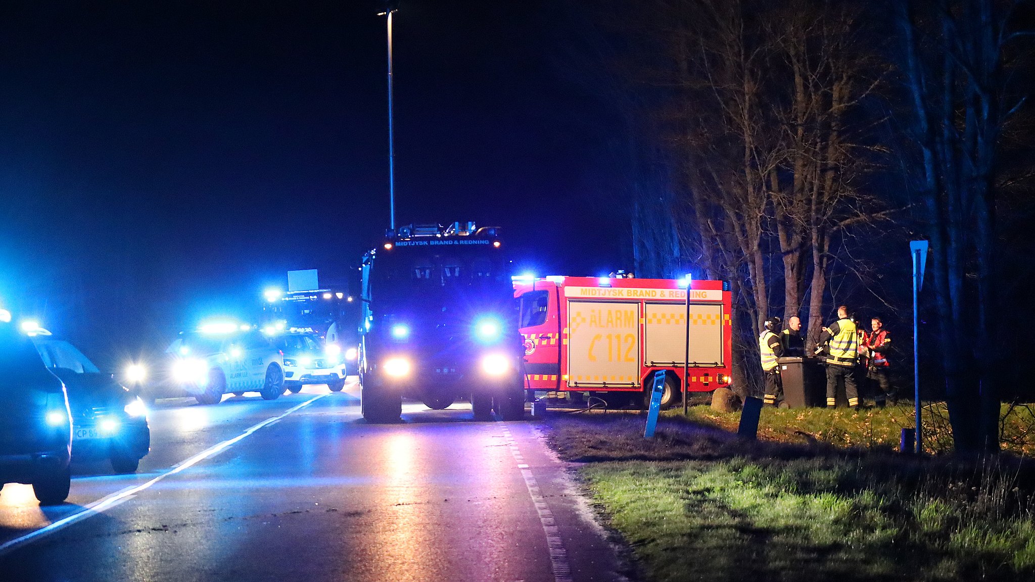 40-årig reddet ud af bil men erklæret død efter soloulykke | TV2 Østjylland 40-årig reddet ud af bil men erklæret død efter soloulykke | TV2 Østjylland