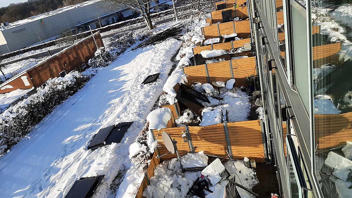 Solceller røget ned af tag: - Vi er dybt rystede simpelthen | TV2 ... Solceller røget ned af tag: - Vi er dybt rystede simpelthen | TV2 ...