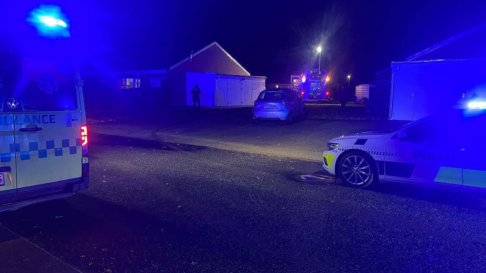 Person reddet ud af brændende rækkehus | TV2 Østjylland Person reddet ud af brændende rækkehus | TV2 Østjylland