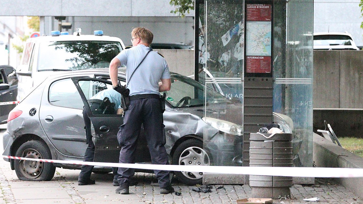 Vild biljagt: Betjente torpederer vanvidsbilist foran politigården ... Vild biljagt: Betjente torpederer vanvidsbilist foran politigården ...