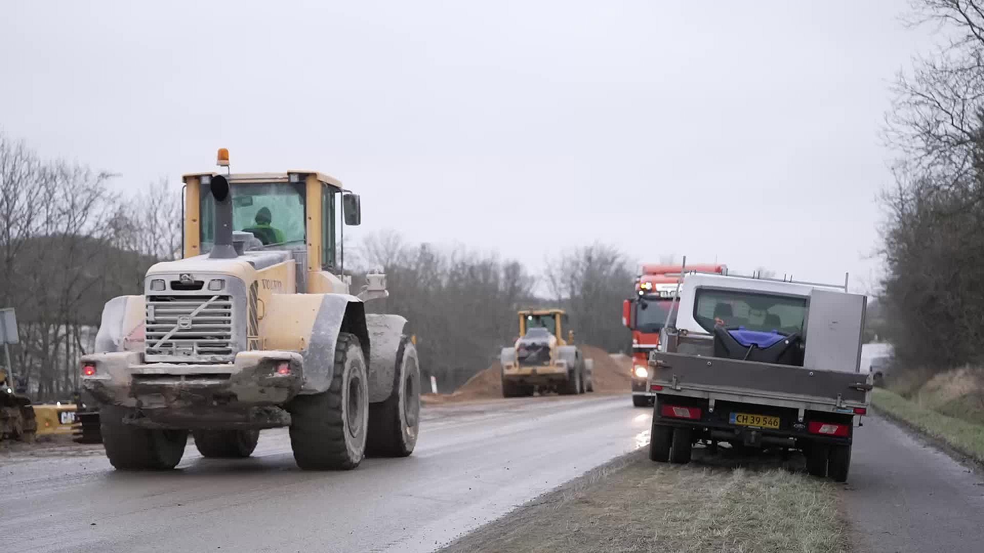 VIDEO: Store maskiner kæmper mod tiden ved jordskred | TV2 Østjylland VIDEO: Store maskiner kæmper mod tiden ved jordskred | TV2 Østjylland