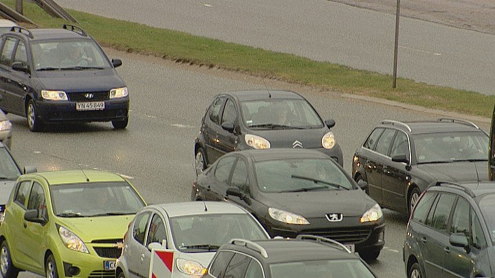 Uheld gav kaos i morgentrafikken | TV2 ØSTJYLLAND Uheld gav kaos i morgentrafikken | TV2 ØSTJYLLAND