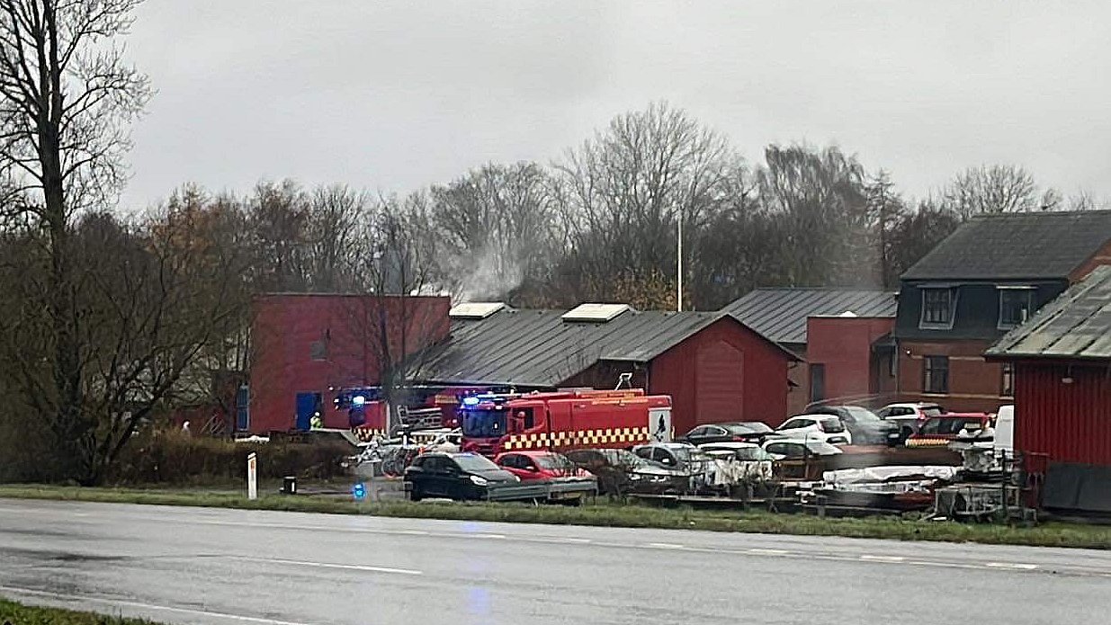 Brand bryder ud i silo med savsmuld | TV2 Østjylland Brand bryder ud i silo med savsmuld | TV2 Østjylland