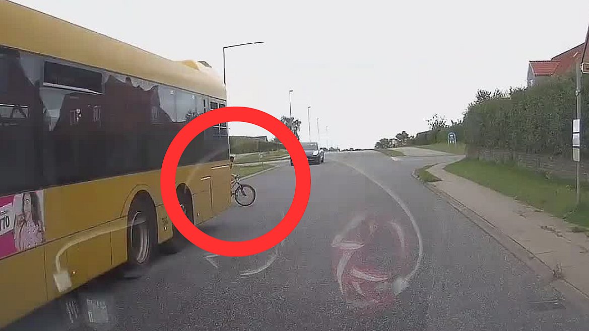 Pige cykler ud foran bil - Henry fik sit livs chok | TV2 Østjylland Pige cykler ud foran bil - Henry fik sit livs chok | TV2 Østjylland