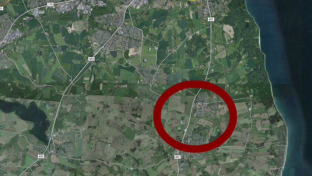 Lastbiluheld lukker for bil- og togtrafik | TV2 Østjylland Lastbiluheld lukker for bil- og togtrafik | TV2 Østjylland